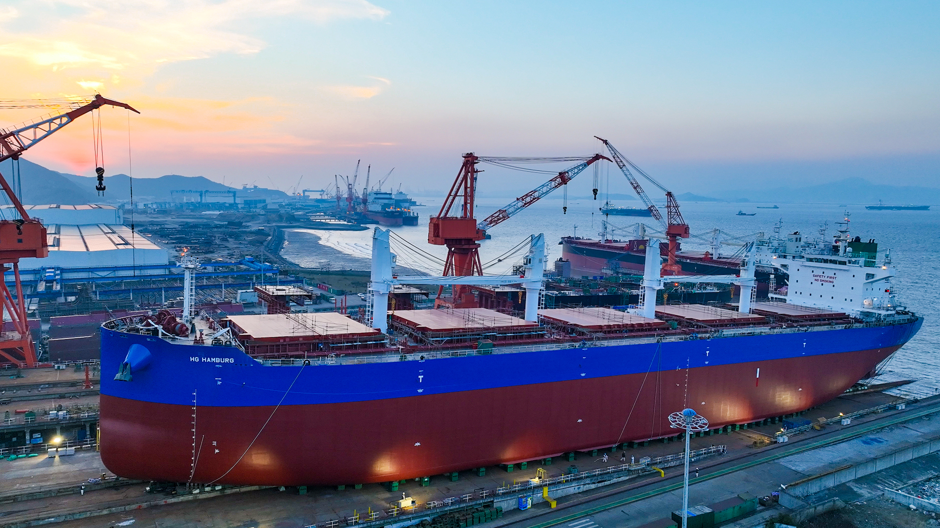 舟山中远海运重工6.36万吨散货船N1089顺利上水